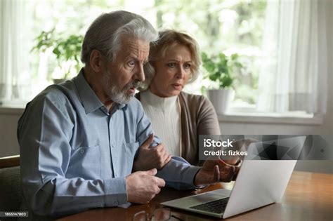 노인 가족 부부 인터넷 사용자는 협박 메시지를 읽는 것을 두려워합니다 사기꾼에 대한 스톡 사진 및 기타 이미지 사기꾼