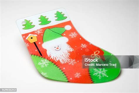 산타 클로스와 크리스마스 트리 일러스트레이션이있는 크리스마스 양말 모양의 유리 보드 흰색에 고립 됨 0명에 대한 스톡 사진 및 기타 이미지 Istock
