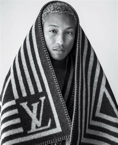 Pharell Williams Duduk Di Tahta Direktur Artistik Louis Vuitton Mens Collection Luxina Id