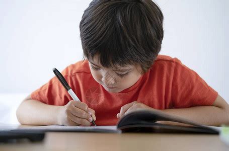 小学生做作业的特写镜头高清图片下载 正版图片502775011 摄图网