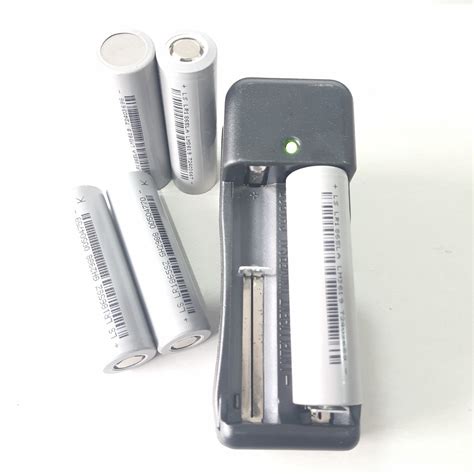 thiết bị sạc pin 18650 dùng nguồn 220v có đèn led phù hợp với pin lithium 18650 18350 16340