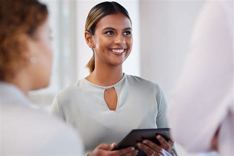 비즈니스 행복한 인도 여성과 태블릿은 팀워크 직원 및 직원과의 회의 토론 및 계획을 위한 것입니다 여성 노동자 디지털 기술 및 프로젝트 관리를 위한 Smile과의 협업 전문