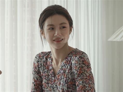 9 Potret Memesona Go Youn Jung Dengan Senyum Manisnya Awas Kepincut