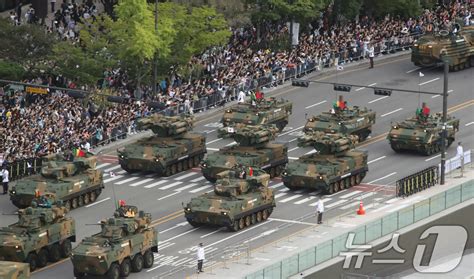 육군 기갑부태 행진에 환호하는 시민들 뉴스1