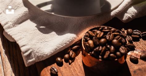 테이블에 커피와 커피 콩 한 잔 사진 Unsplash의 무료 송신 이미지