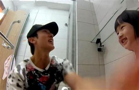 父亲给10岁的女儿洗澡？父女关系再亲，也不能踩这些“雷区”