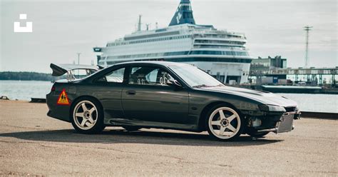 Un Coche Aparcado En Una Carretera Cerca De Un Barco Grande Foto Imagen De S14 Gratuita En