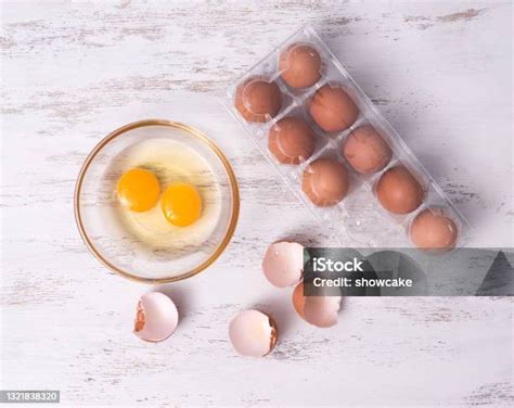 상자에 신선한 계란 상단 보기 복사 공간 목재 배경 노른자를 곁들인 깨진 달걀 갈색에 대한 스톡 사진 및 기타 이미지 갈색 건강한 생활방식 계란 노른자 Istock