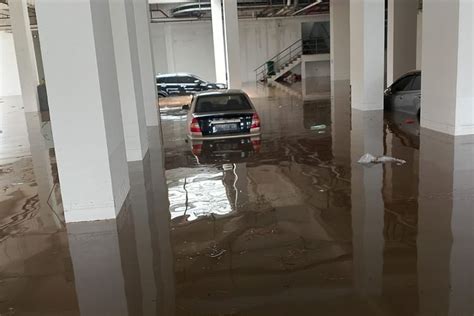 Foto 50 Mobil Di Basement Apartemen Cisauk Terendam Banjir Akibat Tanggul Sungai Jebol