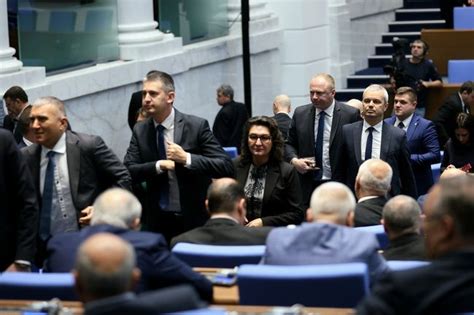 Второ четене на промените в Конституцията Възраждане и ИТН напуснаха