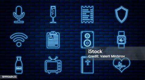 라인 심박수 스마트 워치 심장 박동 종이 또는 재정 수표 이력서가 있는 클립보드 Wifi 무선 네트워크 마이크 스테레오 스피커 및 샴페인 잔 아이콘 설정 벡터 건강관리와