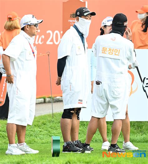 Klpga판 마스터스 한화 클래식 점프 슈트 입은 캐디 눈길