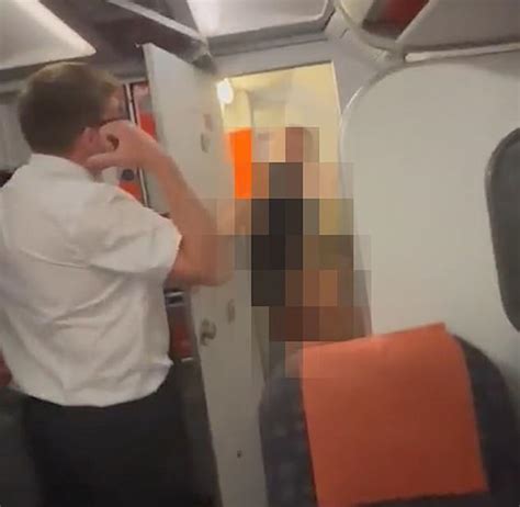 Επιβάτης της easy jet πιάστηκε να κάνει γενέθλιο σ3ξ σε τουαλέτα αεροπλάνου
