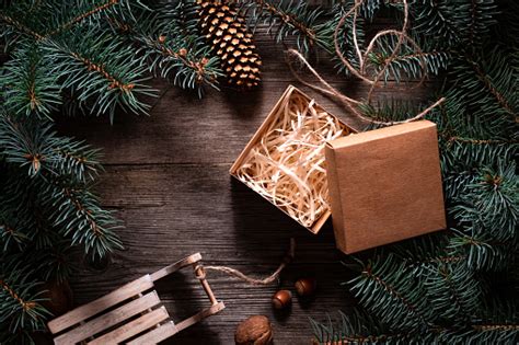 전나무 가지 의 프레임과 꼬기로 묶여 열린 선물 종이 상자 크리스마스 카드 공백 0명에 대한 스톡 사진 및 기타 이미지 0명 갈색 겨울 Istock