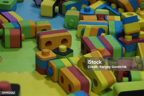 바닥에 여러 가지 색상의 어린이 장난감 블록이 흩어져 있습니다 0명에 대한 스톡 사진 및 기타 이미지 0명 교육 노랑
