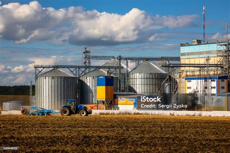 농업 사일로 흰 구름이 있는 푸른 하늘에 곡물 밀 옥수수 콩 해바라기의 저장 및 건조 작물의 보관 0명에 대한 스톡 사진 및 기타 이미지 Istock