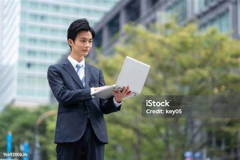 비즈니스 지구에서 컴퓨터를 사용하는 사업가 남자 사업가에 대한 스톡 사진 및 기타 이미지 남자 사업가 노트북 사용하기 수트 Istock