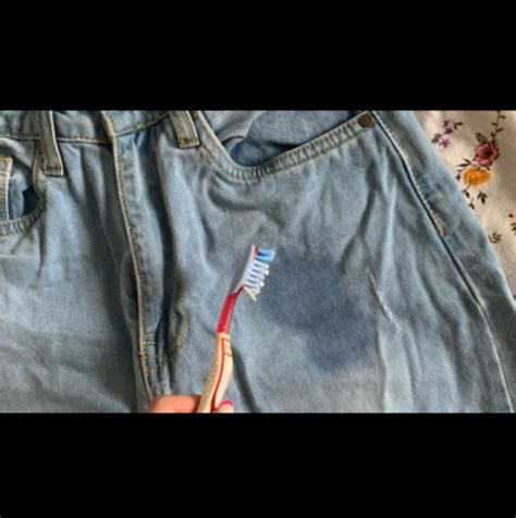 Премахване на мазни петна от дрехи с помощта на четка за зъби малцина знаят този хитър трик