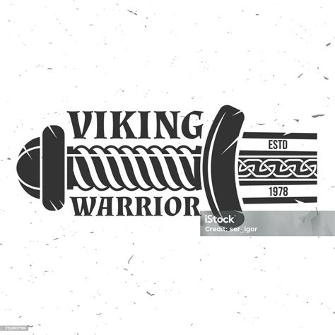 바이킹 전사 로고 배지 스티커 벡터 일러스트 레이 션입니다 엠블럼 라벨 및 패치용 바이킹 전투 검 빈티지 흑백 스타일 북유럽