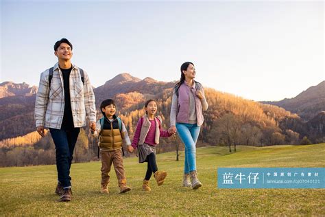 快乐的年轻家庭在草地上玩 蓝牛仔影像 中国原创广告影像素材