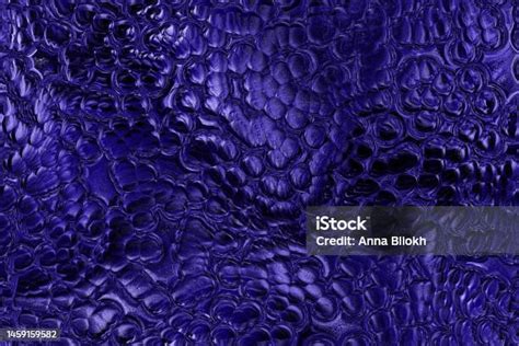 가죽 네이비 블루 울트라 바이올렛 뱀 가죽 악어 뱀 공룡 드래곤 파충류 추상적 판타지 피부 거친 파도 텍스처 빛나는 풀 프레임 복고풍 스타일 울퉁불퉁 한 탄산 배경 용융