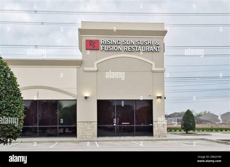 Humble Texas Usa 02 26 2023 Rising Sun Sushi And Fusion Restaurant Und Parkplatz In Einem