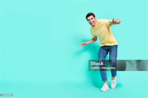 펑키 브루넷 남자 댄스 착용 티셔츠 청바지 신발의 전신 사진 청록색 배경에 고립 T 셔츠에 대한 스톡 사진 및 기타 이미지