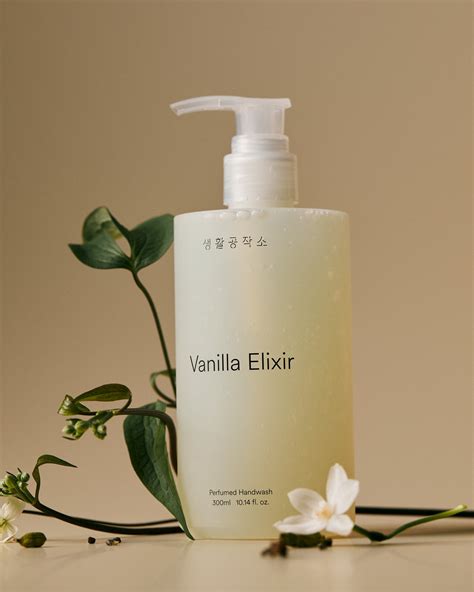 Lifestyle Fragrance 코끝이 시린 겨울이면 유난히 건조해지는 손☃️ 생활공작소 퍼퓸 핸드워시는 손을 씻고 난