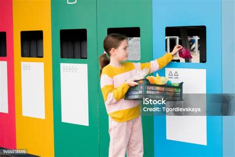 다른 비닐 봉지와 상자를 들고 소녀 아이들이 재활용 쓰레기통에 비닐 봉지 쓰레기를 던지고 있다 폐기물 제로 재활용 환경 문제 0에 대한 스톡 사진 및 기타 이미지 Istock