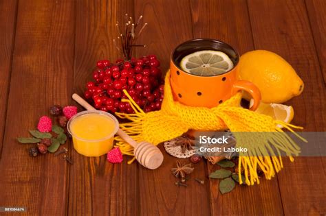 싸서 스카프 레몬 꿀 향신료와 나무 테이블에 크랜베리 분기와 따뜻한 차 한잔 0명에 대한 스톡 사진 및 기타 이미지 0명 갈색 건강관리와 의술 Istock