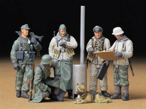 код 35212, 1/35 Немецкие солдаты зимой вокруг полевой печки, 5 фигур ...