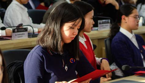 ХУД ЕБС ийн 16 нас хүрсэн сурагчид Монгол Улсын иргэний үнэмлэх гардан авч иргэний андгай өргөлөө