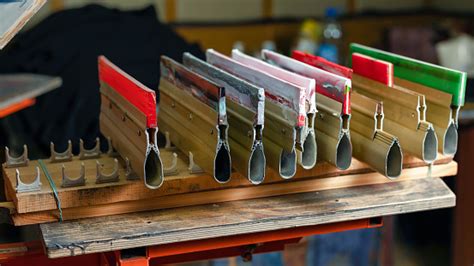 실크 스크린 생산 세리 그라피 판화 인쇄 스크리닝 장치의 나무 선반에 아이소메트릭 투영을 압축합니다 디자인 스튜디오에서 실크 스크린 방식으로 티셔츠에 이미지 인쇄 실크