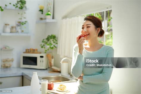 야채와 과일과 함께 테이블에 서있는 동안 어린 갈색 머리 물린 사과의 사진 가정 주방에 대한 스톡 사진 및 기타 이미지 가정 주방 가정의 방 건강한 생활방식 Istock