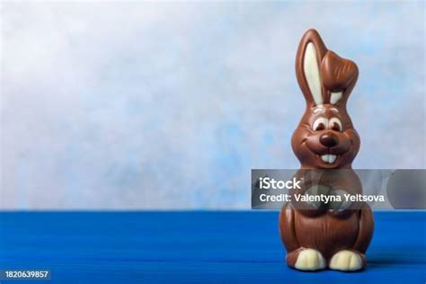 가벼운 질감의 테이블에 부활절 초콜릿 토끼 초콜릿 달걀 및 기타 과자 부활절 축하 개념입니다 식탁 위의 부활절 과자 텍스트의 위치 복사 공간 갈색에 대한 스톡 사진 및 기타