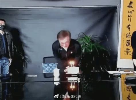 7日，成龙在片场庆自己68岁生日……