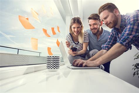 젊은 캐주얼 비즈니스 팀 커피 브레이크에 전자 메일을 작성 합니다 3 명에 대한 스톡 사진 및 기타 이미지 3 명 그래픽