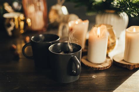 뜨거운 신선한 김이 나는 차와 나무 테이블에 불타는 촛불을 곁들인 두 개의 머그잔 가을에 대한 스톡 사진 및 기타 이미지 가을 내부 실내 장식 Istock