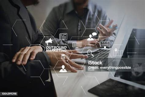 비즈니스 팀 회의입니다 사진 전문 투자자 프로젝트를 새로운 시작 일입니다 금융 업무입니다 디지털 태블릿 키보드 노트북 컴퓨터