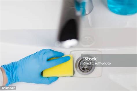 스폰지와 욕실 싱크대를 청소 고무 장갑을 착용 여성의 손을 닫습니다 스폰지에 대한 스톡 사진 및 기타 이미지 스폰지 청소하기 가사 집안일 Istock