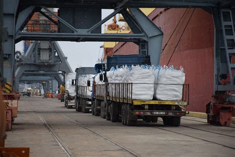 МИД РФ около 8 млн тонн российских удобрений остаются заблокированными