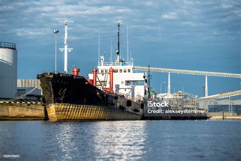포트 리가 라트비아 흐린 파란 하늘 아래에서 화물선의 근접 촬영 0명에 대한 스톡 사진 및 기타 이미지 0명 강 날씨 Istock