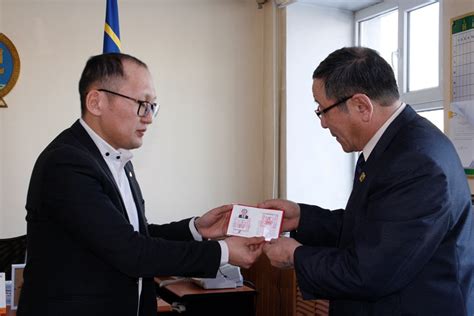 Хяналтын зөвлөлийн гишүүд үнэмлэхээ гардан авлаа