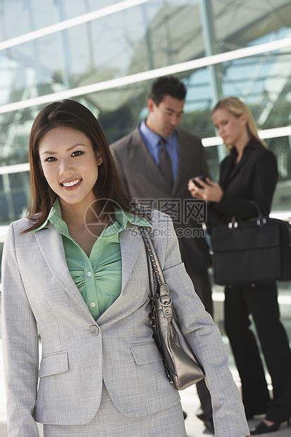 与背景同事的美丽商业女商务人士的一幅肖像高清图片下载 正版图片321866338 摄图网