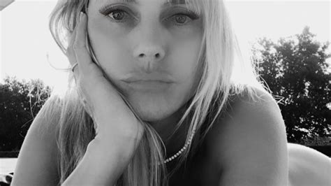 Im Evakostüm Hier Sonnt Sich Heidi Klum Völlig Nackt