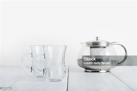 두 개의 빈 투명 컵과 나무 빛 배경 클로즈업 및 복사 공간에 빈 투명 주전자 0명에 대한 스톡 사진 및 기타 이미지 0명 갈색 개념 Istock