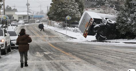 차량 미끄러지고 고립·건물 흔들림 신고도제주 사고 속출