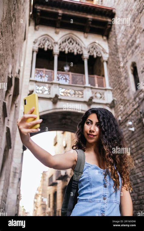 Junge Türkische Touristin Mit Langen Lockigen Haaren Die Selfie In Den