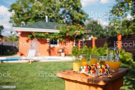 신선한 야채 바베 큐와 뒤뜰에 주스의 안경에 대 한 선택적 초점 바비큐에 대한 스톡 사진 및 기타 이미지 바비큐 수영장 스포츠 경기장 앞마당 또는 뒷마당 Istock