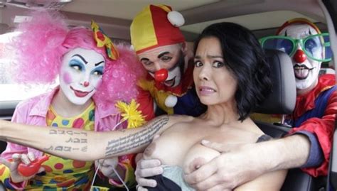 Foto De Clowns Attack Dana Vespoli